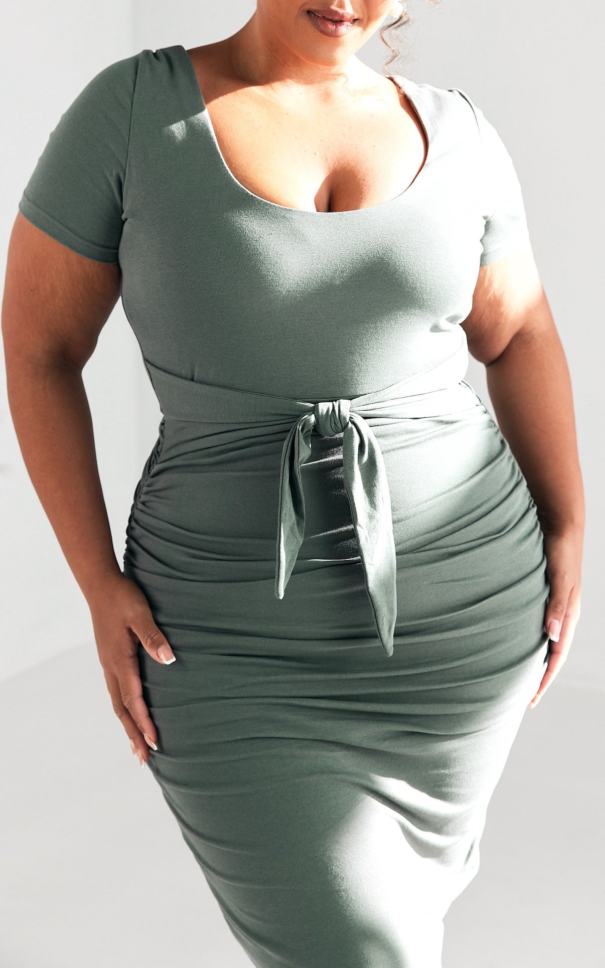 MERCEDES ROUND SCOOP NECK SHORT SLEEVE TIE DETAIL RUCHED MIDI DRESS ...